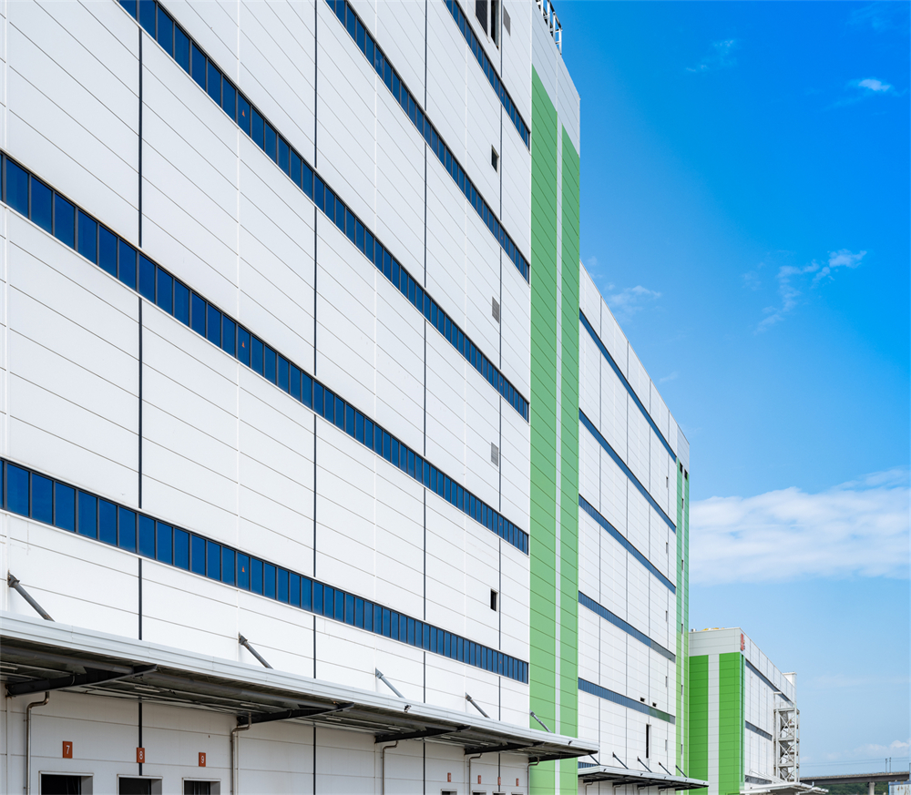 Prepared dishes on the New Year's Eve dinner table, the central kitchen ...